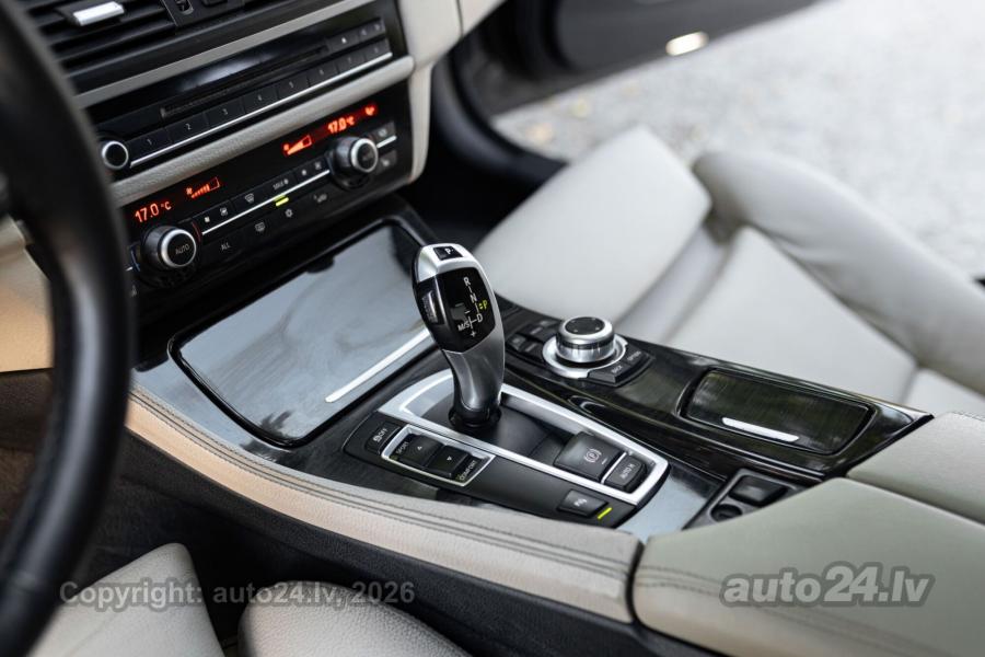 Pelēks BMW 5 Series 2011 Tallina, ar dzinēja tilpumu 3.00 L un nobraukumu 499 tūkst. km par 8999 €, foto 23 vietnē AUTOMOTO.COM.LV