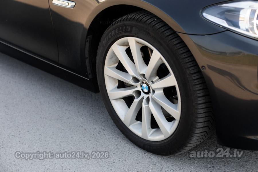 Pelēks BMW 5 Series 2014 Tallina, ar dzinēja tilpumu 3.00 L un nobraukumu 310 tūkst. km par 12500 €, foto 12 vietnē AUTOMOTO.COM.LV