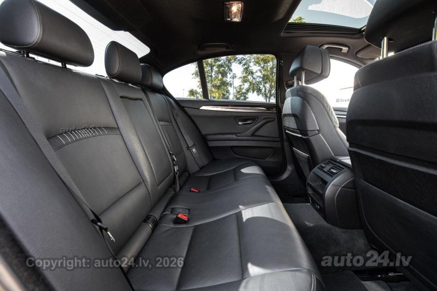 Pelēks BMW 5 Series 2014 Tallina, ar dzinēja tilpumu 3.00 L un nobraukumu 310 tūkst. km par 12500 €, foto 25 vietnē AUTOMOTO.COM.LV
