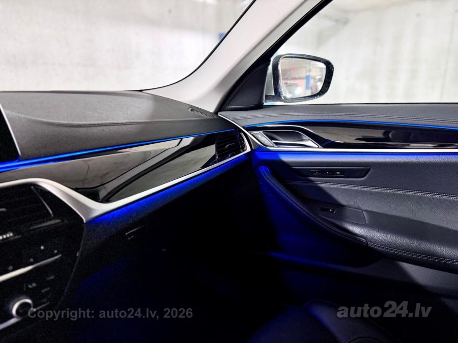 Pelēks BMW 5 Series 2018 Tallina, ar dzinēja tilpumu 3.00 L un nobraukumu 193 tūkst. km par 25990 €, foto 17 vietnē AUTOMOTO.COM.LV