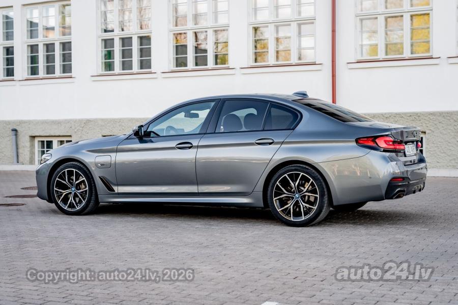 Grey BMW 5 Series 2022 in Tallinn, with an engine capacity of 2.00 L and mileage of 105 thousand km for 34990 €, photo 5 on AUTOMOTO.COM.LV
