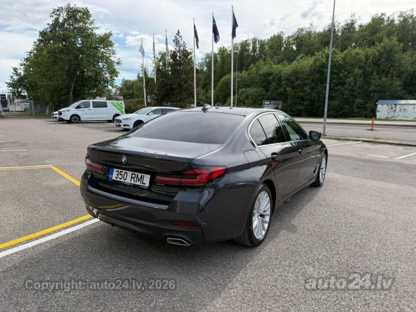 Pelēks BMW 5 Series 2022 Pērnava, ar dzinēja tilpumu 2.00 L un nobraukumu 45 tūkst. km par 34900 €, foto 3 vietnē AUTOMOTO.COM.LV