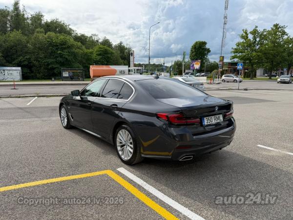Pelēks BMW 5 Series 2022 Pērnava, ar dzinēja tilpumu 2.00 L un nobraukumu 45 tūkst. km par 34900 €, foto 4 vietnē AUTOMOTO.COM.LV