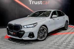 Pelēks BMW 5 Series 2024 Pērnava, ar dzinēja tilpumu 2.00 L un nobraukumu 31 tūkst. km par 57900 €, foto  vietnē AUTOMOTO.COM.LV