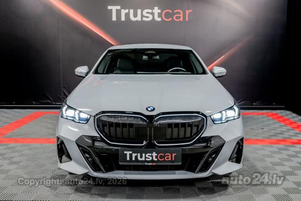 Pelēks BMW 5 Series 2024 Pērnava, ar dzinēja tilpumu 2.00 L un nobraukumu 31 tūkst. km par 57900 €, foto 2 vietnē AUTOMOTO.COM.LV