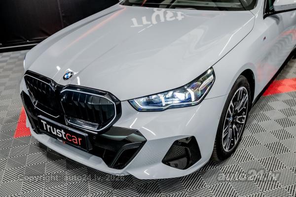 Pelēks BMW 5 Series 2024 Pērnava, ar dzinēja tilpumu 2.00 L un nobraukumu 31 tūkst. km par 57900 €, foto 3 vietnē AUTOMOTO.COM.LV