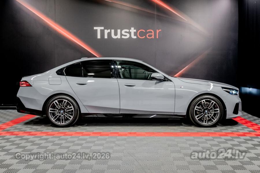 Pelēks BMW 5 Series 2024 Pērnava, ar dzinēja tilpumu 2.00 L un nobraukumu 31 tūkst. km par 57900 €, foto 12 vietnē AUTOMOTO.COM.LV