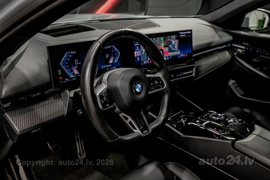 Pelēks BMW 5 Series 2024 Pērnava, ar dzinēja tilpumu 2.00 L un nobraukumu 31 tūkst. km par 57900 €, foto 24 vietnē AUTOMOTO.COM.LV