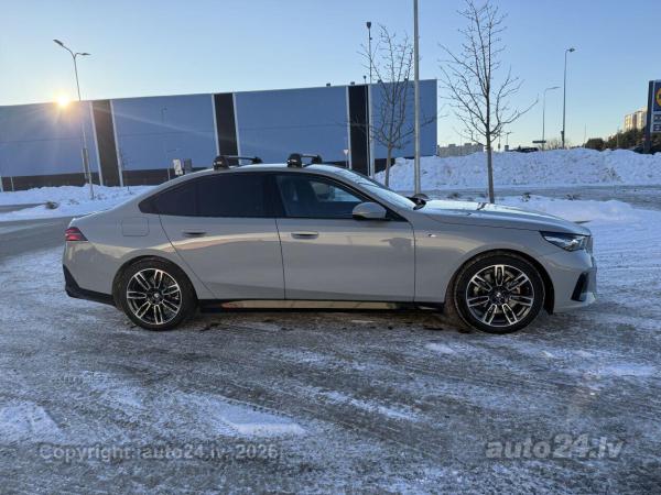 Pelēks BMW 5 Series 2025 Tallina, ar dzinēja tilpumu 2.00 L un nobraukumu 12 tūkst. km par 59500 €, foto 1 vietnē AUTOMOTO.COM.LV