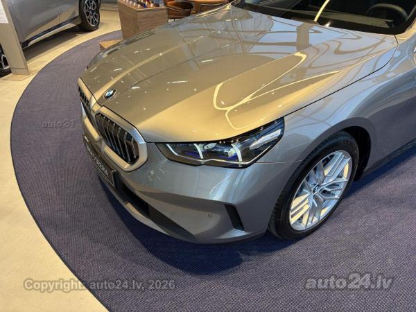 Pelēks BMW 5 Series 2026 Tallina, ar dzinēja tilpumu 2.00 L un nobraukumu 0 tūkst. km par 59776 €, foto 5 vietnē AUTOMOTO.COM.LV