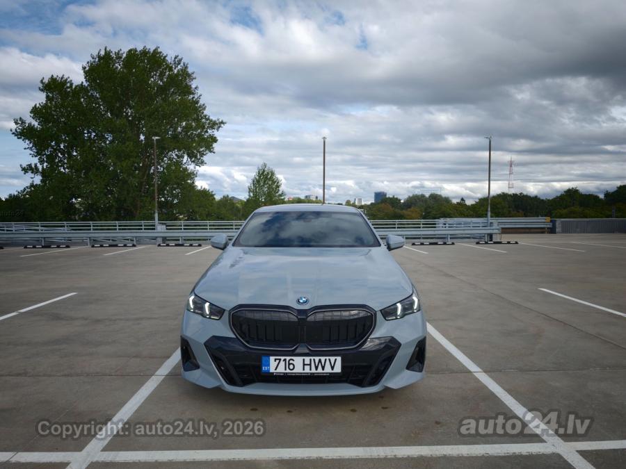 Grey BMW 5 Series 2026 in Tallinn, with an engine capacity of 2.00 L and mileage of 6 thousand km for 61800 €, photo 3 on AUTOMOTO.COM.LV