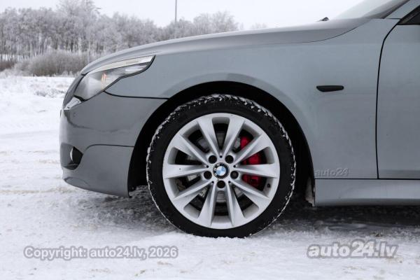Pelēks BMW 5 Series 2009 Tallina, ar dzinēja tilpumu 3.00 L un nobraukumu 349 tūkst. km par 6999 €, foto 6 vietnē AUTOMOTO.COM.LV