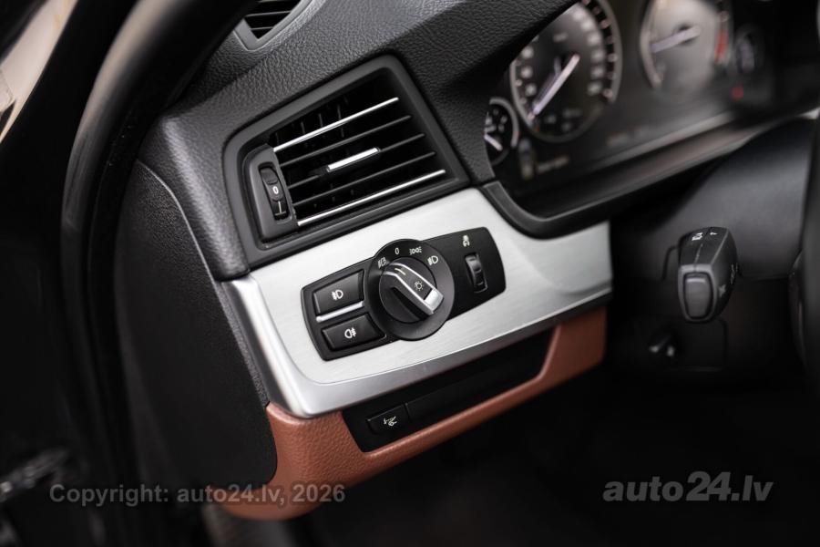 Pelēks BMW 5 Series 2011 Tallina, ar dzinēja tilpumu 3.00 L un nobraukumu 303 tūkst. km par 10999 €, foto 18 vietnē AUTOMOTO.COM.LV