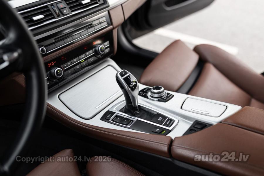 Pelēks BMW 5 Series 2011 Tallina, ar dzinēja tilpumu 3.00 L un nobraukumu 303 tūkst. km par 10999 €, foto 22 vietnē AUTOMOTO.COM.LV