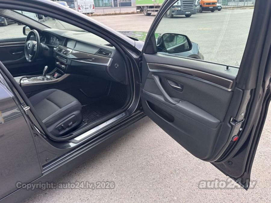 Grey BMW 5 Series 2014 in Tartu, with an engine capacity of 3.00 L and mileage of 292 thousand km for 10990 €, photo 12 on AUTOMOTO.COM.LV
