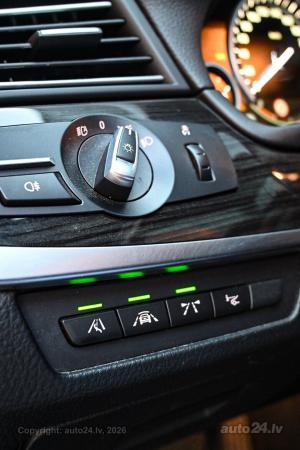Pelēks BMW 5 Series 2015 Tallina, ar dzinēja tilpumu 3.00 L un nobraukumu 304 tūkst. km par 13890 €, foto 21 vietnē AUTOMOTO.COM.LV