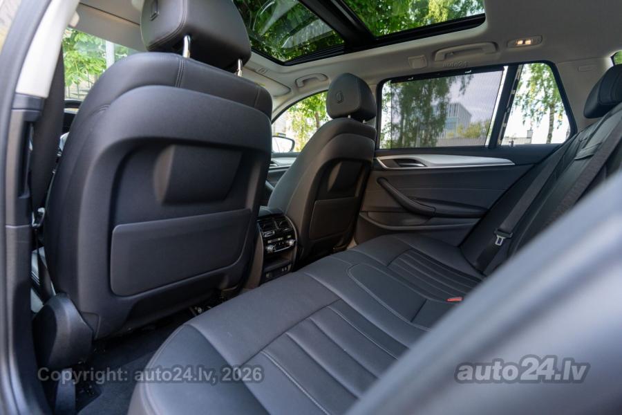 Pelēks BMW 5 Series 2021 Tallina, ar dzinēja tilpumu 2.00 L un nobraukumu 137 tūkst. km par 27990 €, foto 24 vietnē AUTOMOTO.COM.LV