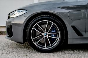 Pelēks BMW 5 Series 2021 Pērnava, ar dzinēja tilpumu 2.00 L un nobraukumu 132 tūkst. km par 31900 €, foto 12 vietnē AUTOMOTO.COM.LV