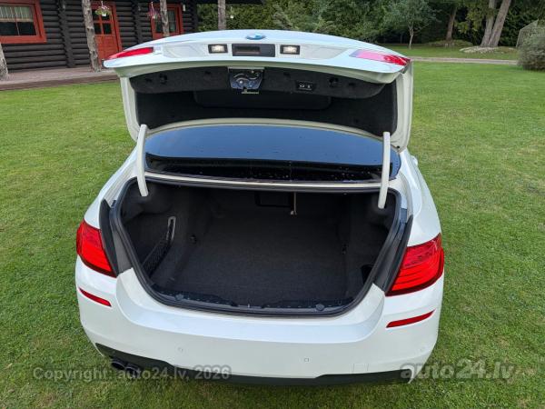 White BMW 5 Series 2013 in Tallinn, with an engine capacity of 3.00 L and mileage of 269 thousand km for 16900 €, photo 9 on AUTOMOTO.COM.LV