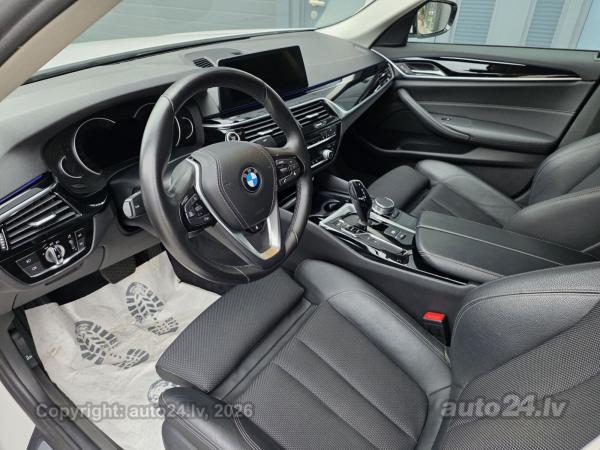 BMW 5 Series 2018 in Tallinn on AUTOMOTO.COM.LV White BMW 5 Series 2018 in Tallinn, with an engine capacity of 2.00 L and mileage of 87 thousand km for 20690 €, photo 9 on AUTOMOTO.COM.LV