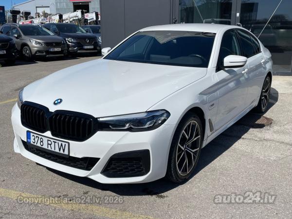 Balts BMW 5 Series 2023 Tartu, ar dzinēja tilpumu 2.00 L un nobraukumu 48 tūkst. km par 44990 €, foto  vietnē AUTOMOTO.COM.LV