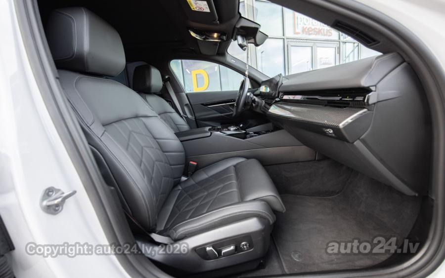 Balts BMW 5 Series 2025 Tallina, ar dzinēja tilpumu 3.00 L un nobraukumu 32 tūkst. km par 79990 €, foto 15 vietnē AUTOMOTO.COM.LV