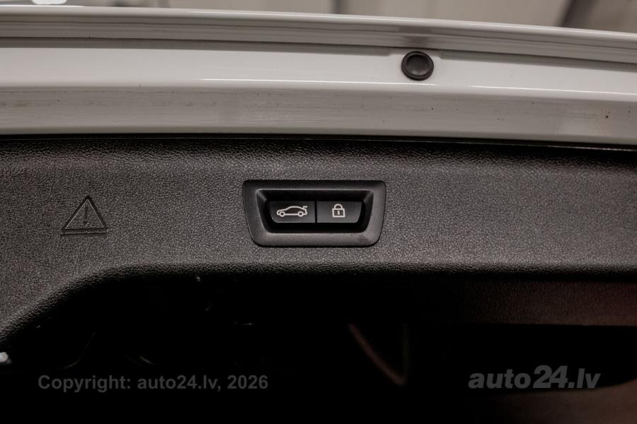 White BMW 5 Series 2018 in Parnu, with an engine capacity of 3.00 L and mileage of 238 thousand km for 22999 €, photo 22 on AUTOMOTO.COM.LV