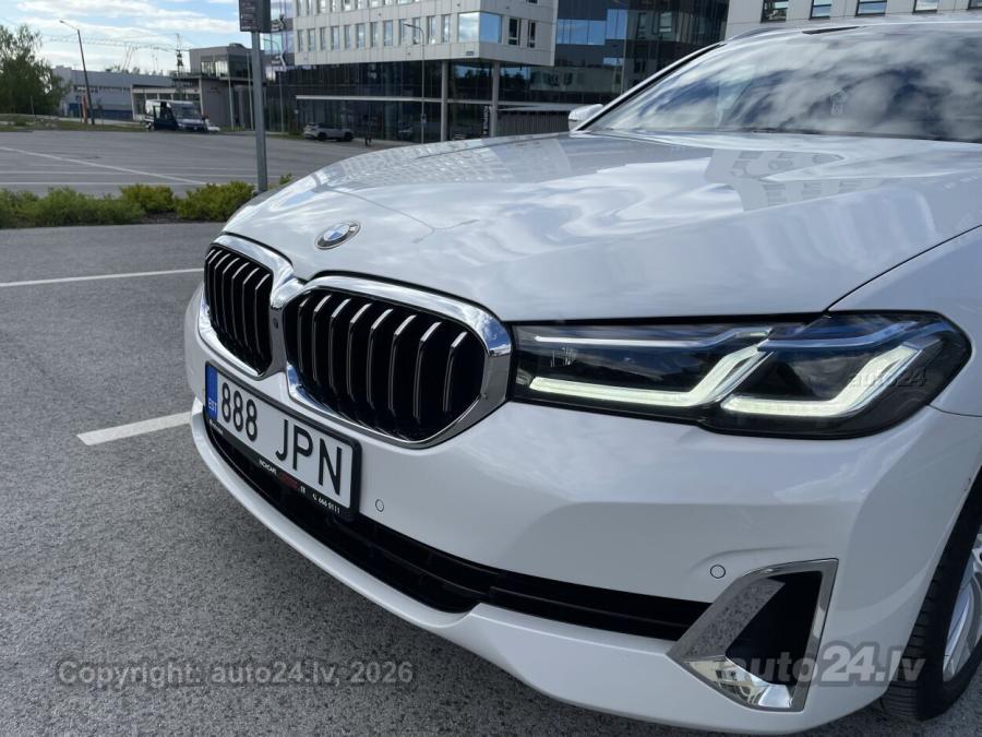 Balts BMW 5 Series 2021 Tallina, ar dzinēja tilpumu 3.00 L un nobraukumu 84 tūkst. km par 39900 €, foto 30 vietnē AUTOMOTO.COM.LV