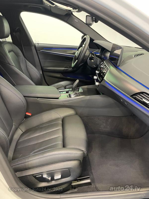 Balts BMW 5 Series 2022 Tallina, ar dzinēja tilpumu 3.00 L un nobraukumu 46 tūkst. km par 42990 €, foto 9 vietnē AUTOMOTO.COM.LV