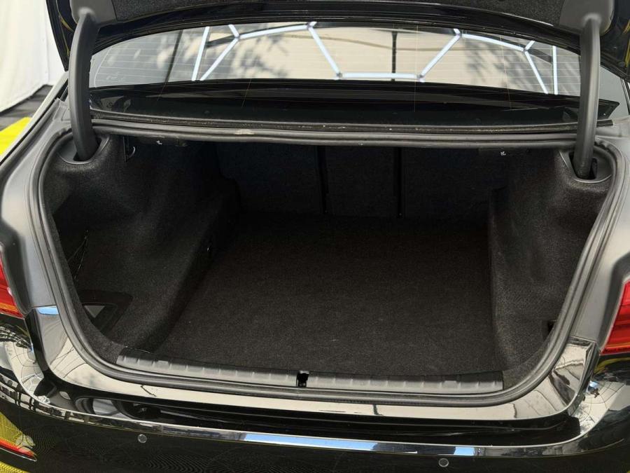 Black BMW 518 2019 in Vilnius, with an engine capacity of 2.00 L and mileage of 338 thousand km for 14950 €, photo 13 on AUTOMOTO.COM.LV