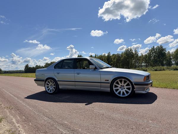 Grey BMW 518 1994 in Jogeva, with an engine capacity of 1.80 L and mileage of 220 thousand km for 4000 €, photo 3 on AUTOMOTO.COM.LV