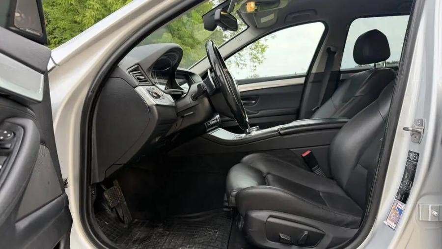 Grey BMW 518 2014 in Riga, with an engine capacity of 2.00 L and mileage of 220 thousand km for 9990 €, photo 11 on AUTOMOTO.COM.LV