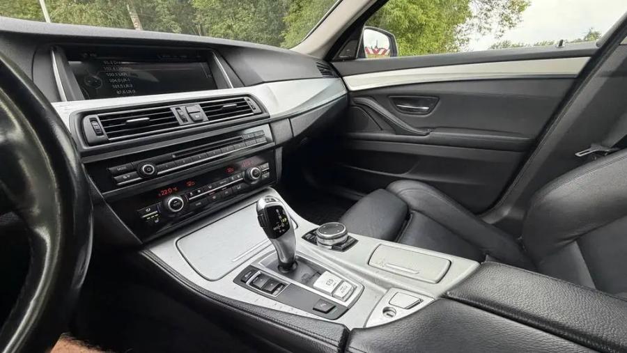 Grey BMW 518 2014 in Riga, with an engine capacity of 2.00 L and mileage of 220 thousand km for 9990 €, photo 15 on AUTOMOTO.COM.LV