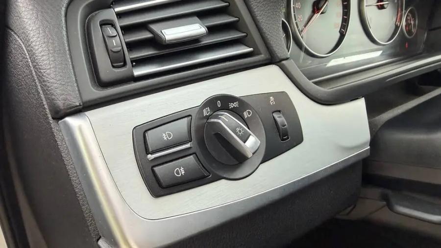 Grey BMW 518 2014 in Riga, with an engine capacity of 2.00 L and mileage of 220 thousand km for 9990 €, photo 23 on AUTOMOTO.COM.LV