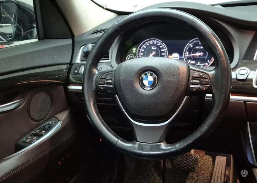 Black BMW 520 2016 in Vilnius, with an engine capacity of 2.00 L and mileage of 267 thousand km for 13733 €, photo 6 on AUTOMOTO.COM.LV