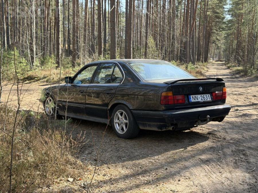Black BMW 520 1995 in Riga, with an engine capacity of 2.00 L and mileage of 250 thousand km for 2000 €, photo 1 on AUTOMOTO.COM.LV