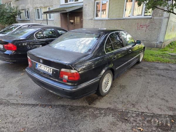 Black BMW 520 1996 in Riga, with an engine capacity of 2.80 L and mileage of 328 thousand km for 2400 €, photo 5 on AUTOMOTO.COM.LV