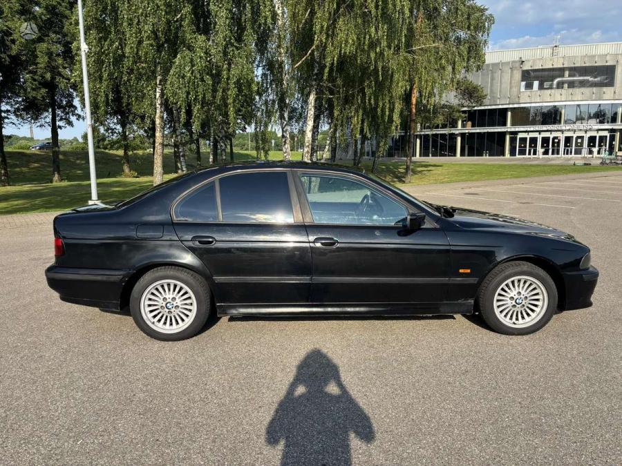 Black BMW 520 1998 in Kedainiai, with an engine capacity of 1.99 L and mileage of 336 thousand km for 2200 €, photo 5 on AUTOMOTO.COM.LV