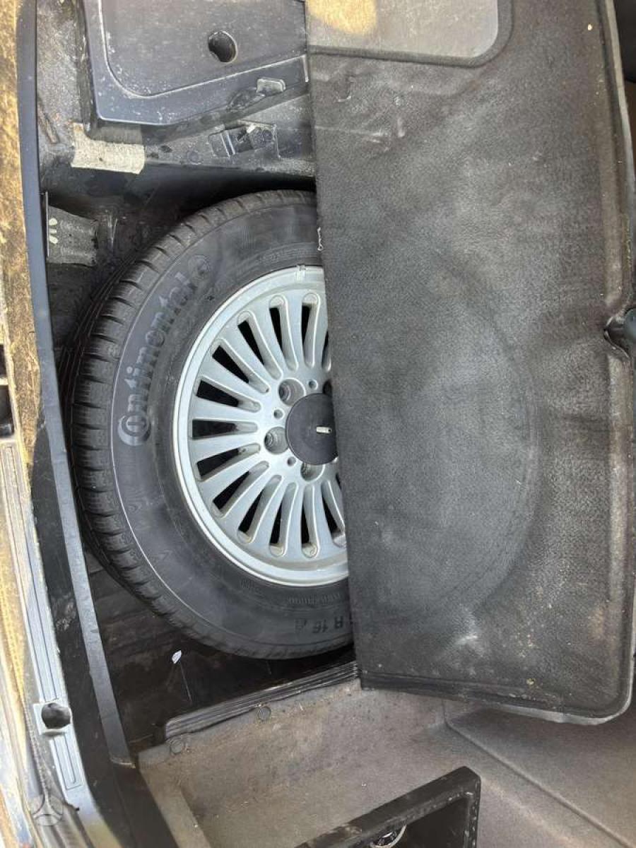 Black BMW 520 1998 in Kedainiai, with an engine capacity of 1.99 L and mileage of 336 thousand km for 2200 €, photo 16 on AUTOMOTO.COM.LV