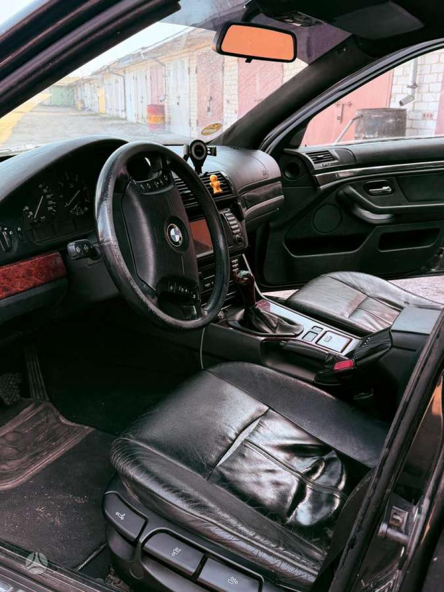 Black BMW 520 2000 in Vilnius, with an engine capacity of 1.95 L and mileage of 282 thousand km for 1300 €, photo 4 on AUTOMOTO.COM.LV