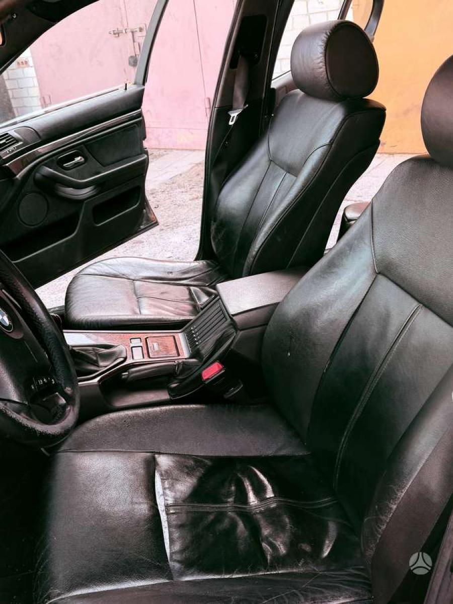 Black BMW 520 2000 in Vilnius, with an engine capacity of 1.95 L and mileage of 282 thousand km for 1300 €, photo 5 on AUTOMOTO.COM.LV