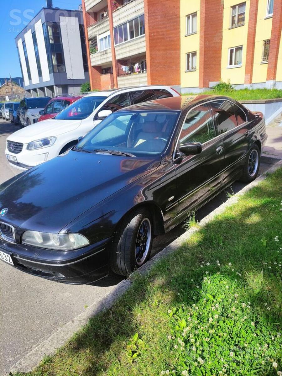 Black BMW 520 2002 in Riga, with an engine capacity of 2.00 L and mileage of 342 thousand km for 3200 €, photo 1 on AUTOMOTO.COM.LV