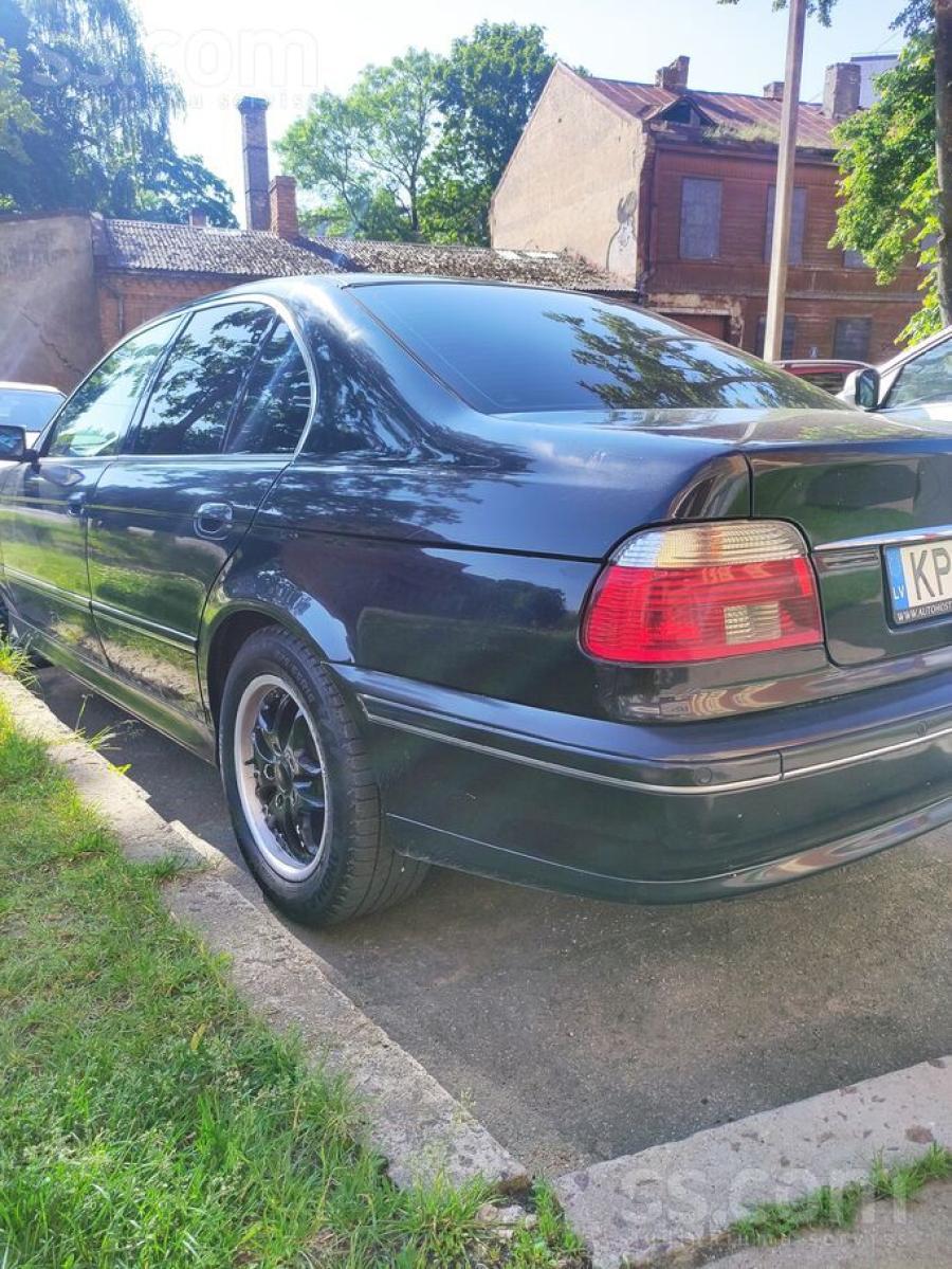 Black BMW 520 2002 in Riga, with an engine capacity of 2.00 L and mileage of 342 thousand km for 3200 €, photo 2 on AUTOMOTO.COM.LV