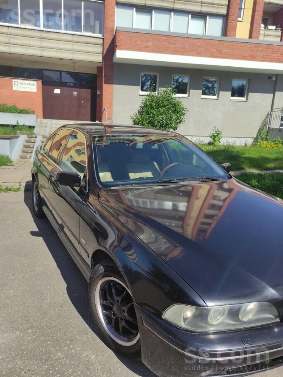 Black BMW 520 2002 in Riga, with an engine capacity of 2.00 L and mileage of 342 thousand km for 3200 €, photo 4 on AUTOMOTO.COM.LV