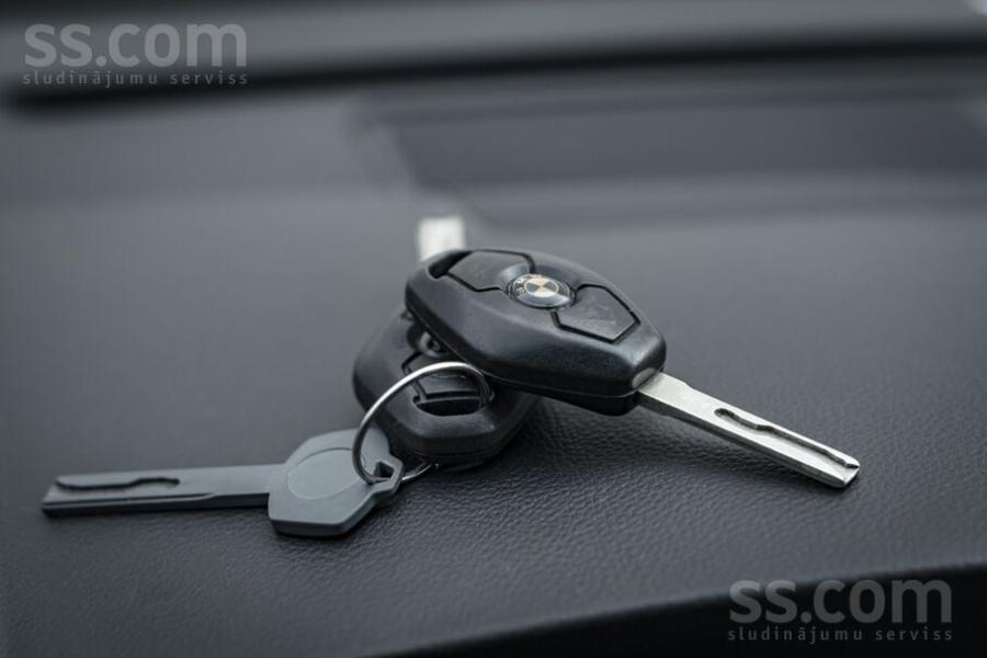 Black BMW 520 2003 in Riga, with an engine capacity of 2.20 L and mileage of 127 thousand km for 6500 €, photo 26 on AUTOMOTO.COM.LV