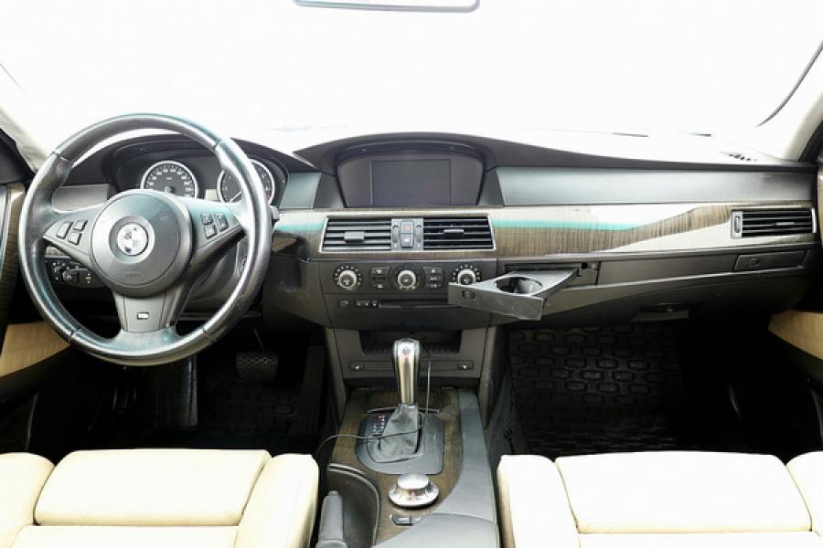 Black BMW 520 2003 in Tallinn, with an engine capacity of 2.20 L and mileage of 379 thousand km for 2799 €, photo 6 on AUTOMOTO.COM.LV
