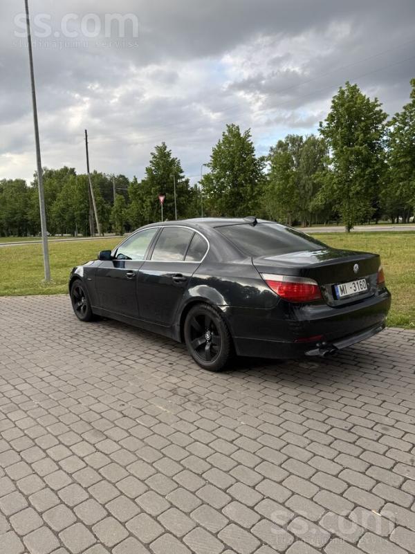 Black BMW 520 2004 in Riga, with an engine capacity of 2.20 L and mileage of 445 thousand km for 3500 €, photo 4 on AUTOMOTO.COM.LV
