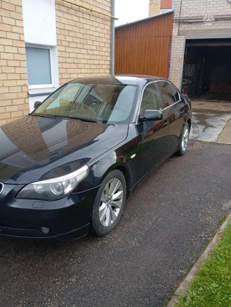 Melns BMW 520 2004 Panevēža, ar dzinēja tilpumu 2.17 L un nobraukumu 250 tūkst. km par 2000 €, foto 1 vietnē AUTOMOTO.COM.LV