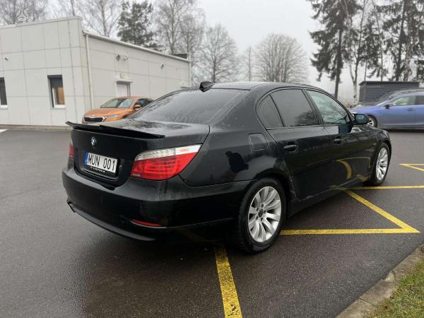 Melns BMW 520 2008 Viļņa, ar dzinēja tilpumu 2.00 L un nobraukumu 402 tūkst. km par 4500 €, foto 4 vietnē AUTOMOTO.COM.LV