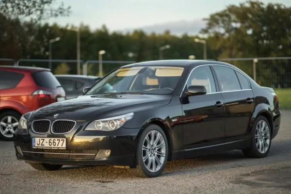 Black BMW 520 2009 in Liepaja, with an engine capacity of 2.00 L and mileage of 234 thousand km for 5750 €, photo 1 on AUTOMOTO.COM.LV